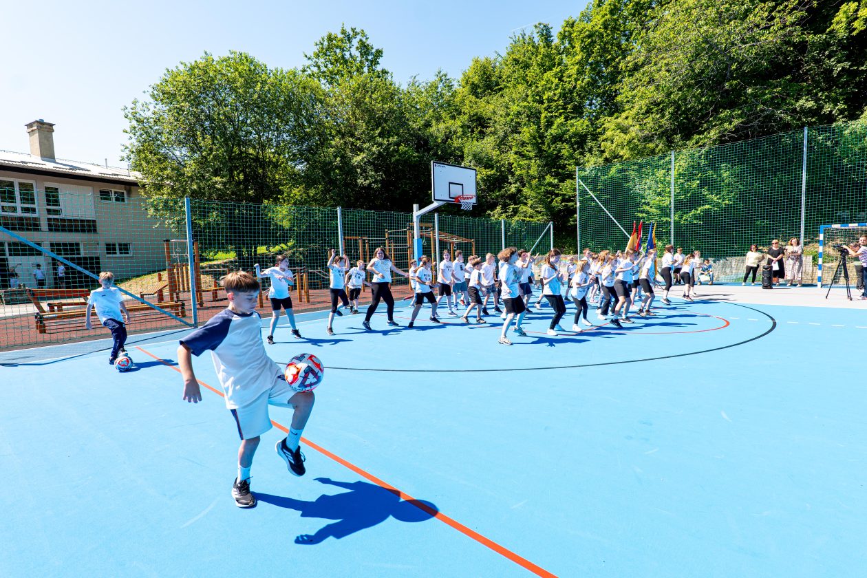 Nakon dvorane, u Ozlju otvoreno novo sportsko igralište kod OŠ Slava ...