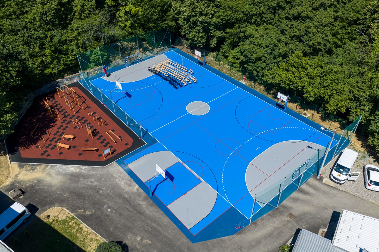 Nakon dvorane, u Ozlju otvoreno novo sportsko igralište kod OŠ Slava ...