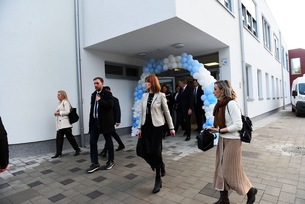 U Ozlju svečano otvoreni dograđeni dio OŠ Slava Raškaj i sportska ...