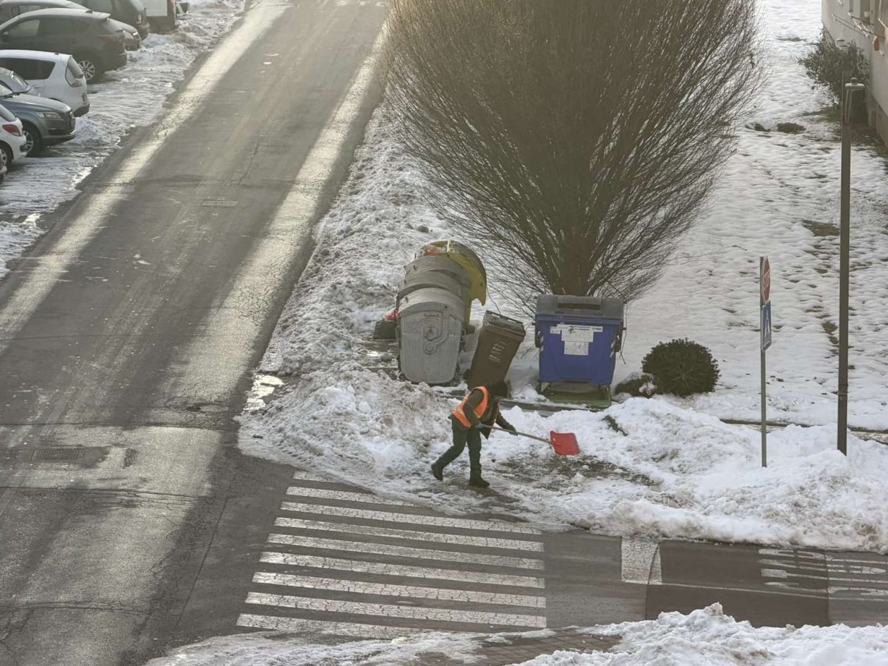 Zbog nakupina snijega i leda neki kontejneri ostali neispražnjeni! Evo ...