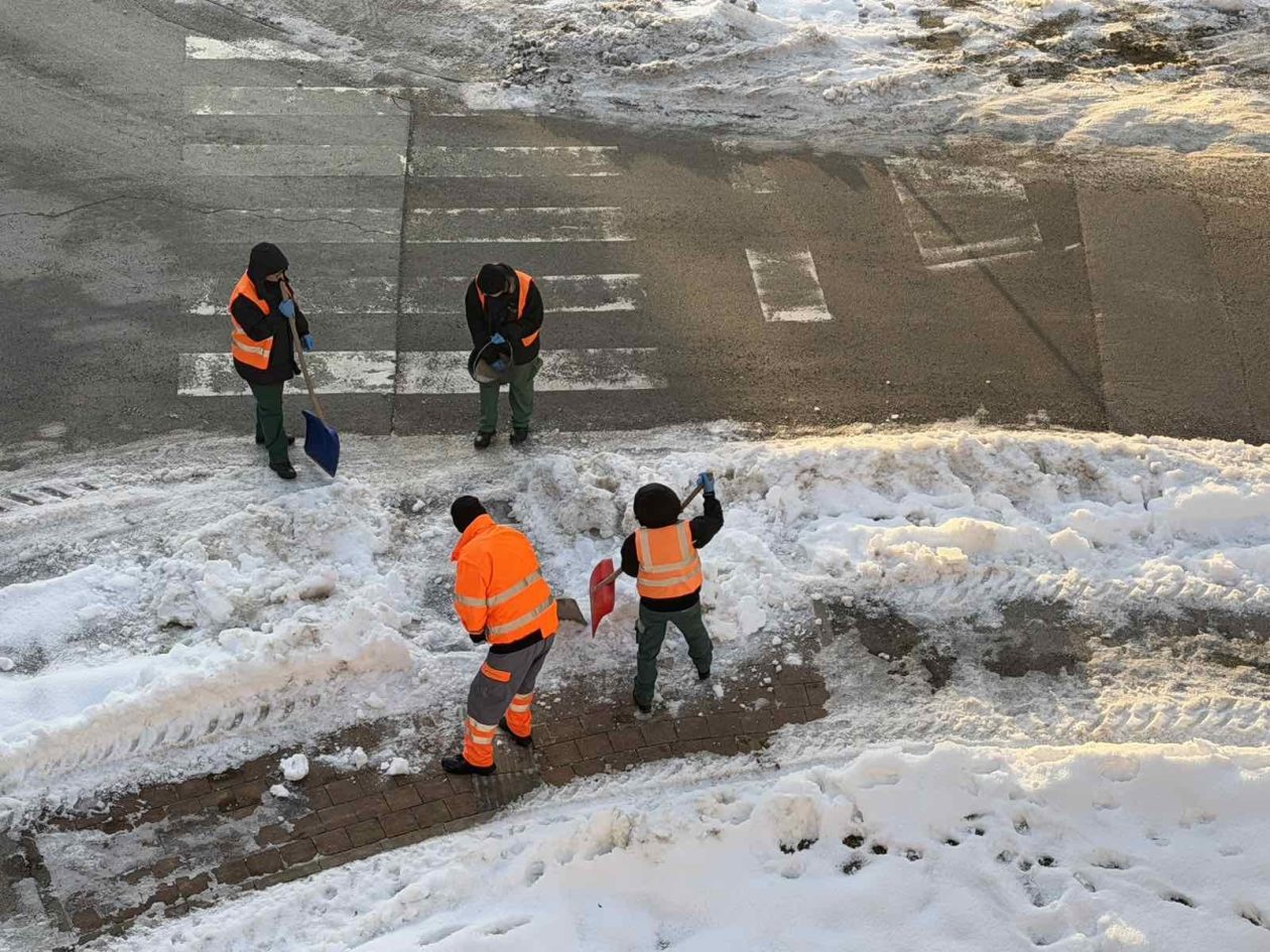 Zbog nakupina snijega i leda neki kontejneri ostali neispražnjeni! Evo ...